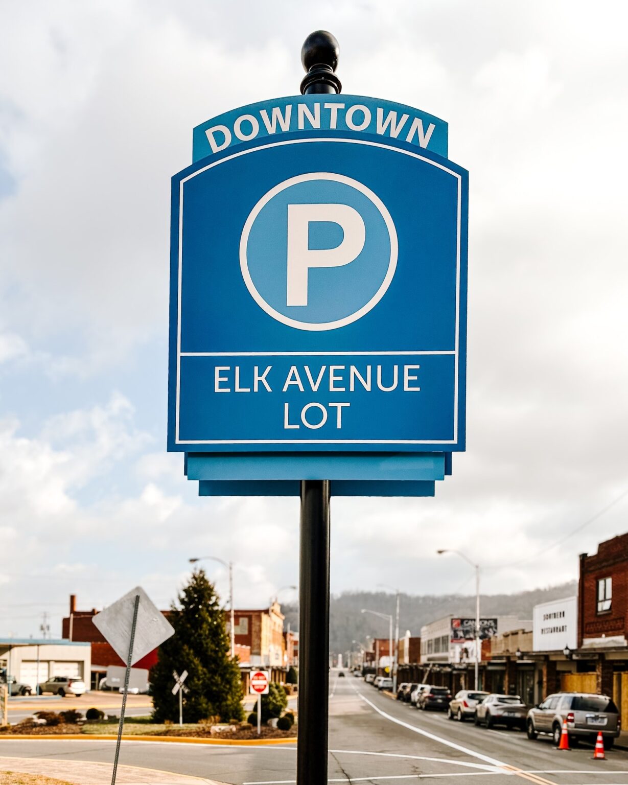 New Wayfinding signs being installed in downtown Elizabethton - 96.9 WXBQ